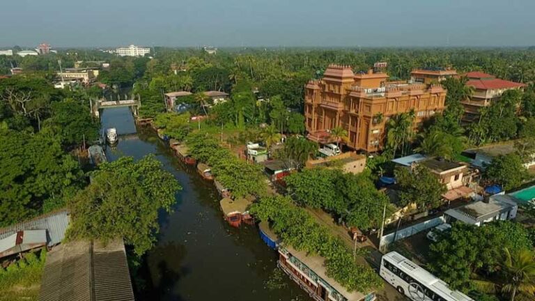 10 Luxury Backwater Resorts in Kerala | Resorts in Kerala Backwater