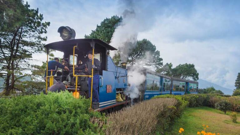 Best Time to Visit Snowfall in Darjeeling in Winter - Honeymoon Bug
