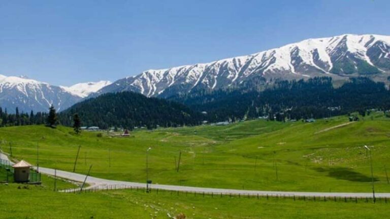 Gulmarg Trip in April 2025: Things to Do & Best Places to Visit