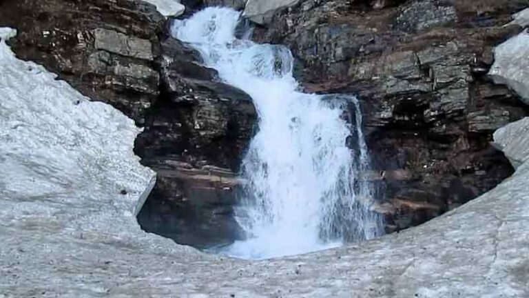9 Pristine Waterfalls in Himachal Pradesh - Honeymoon Bug